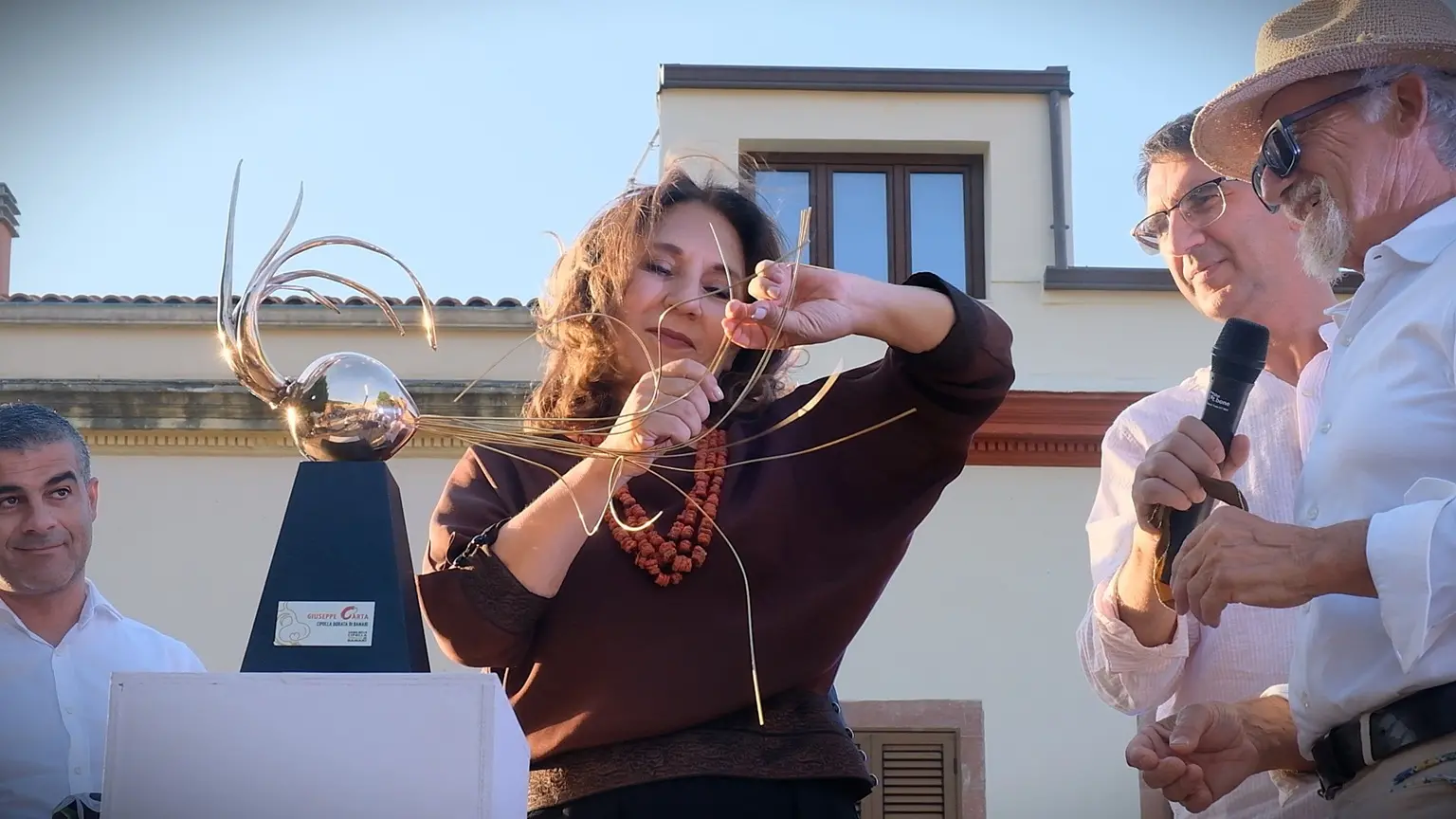 Elena Ledda received the 2025 Golden Onion Award