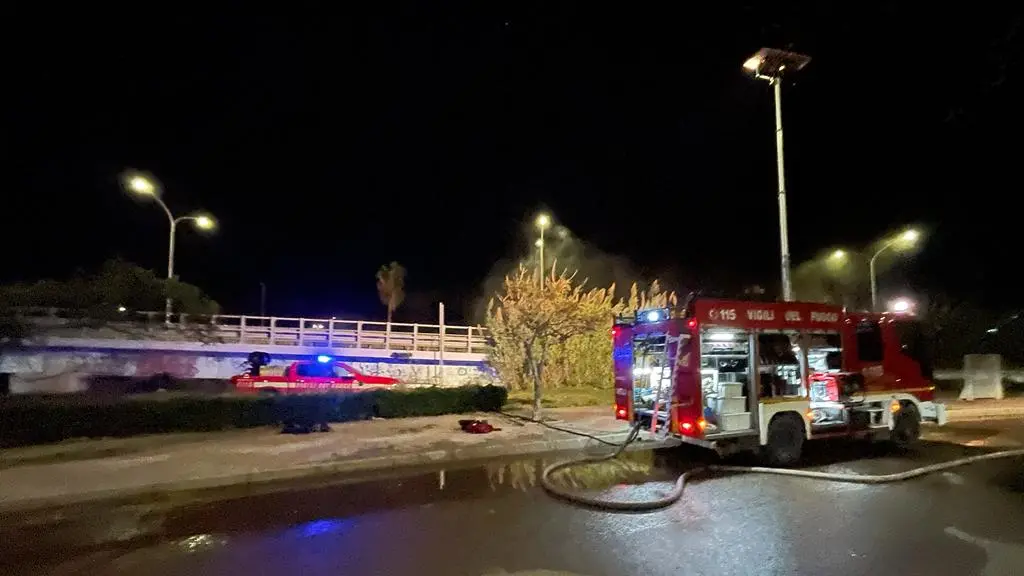 Cagliari, rubbish on fire next to the old Sant'Elia stadium