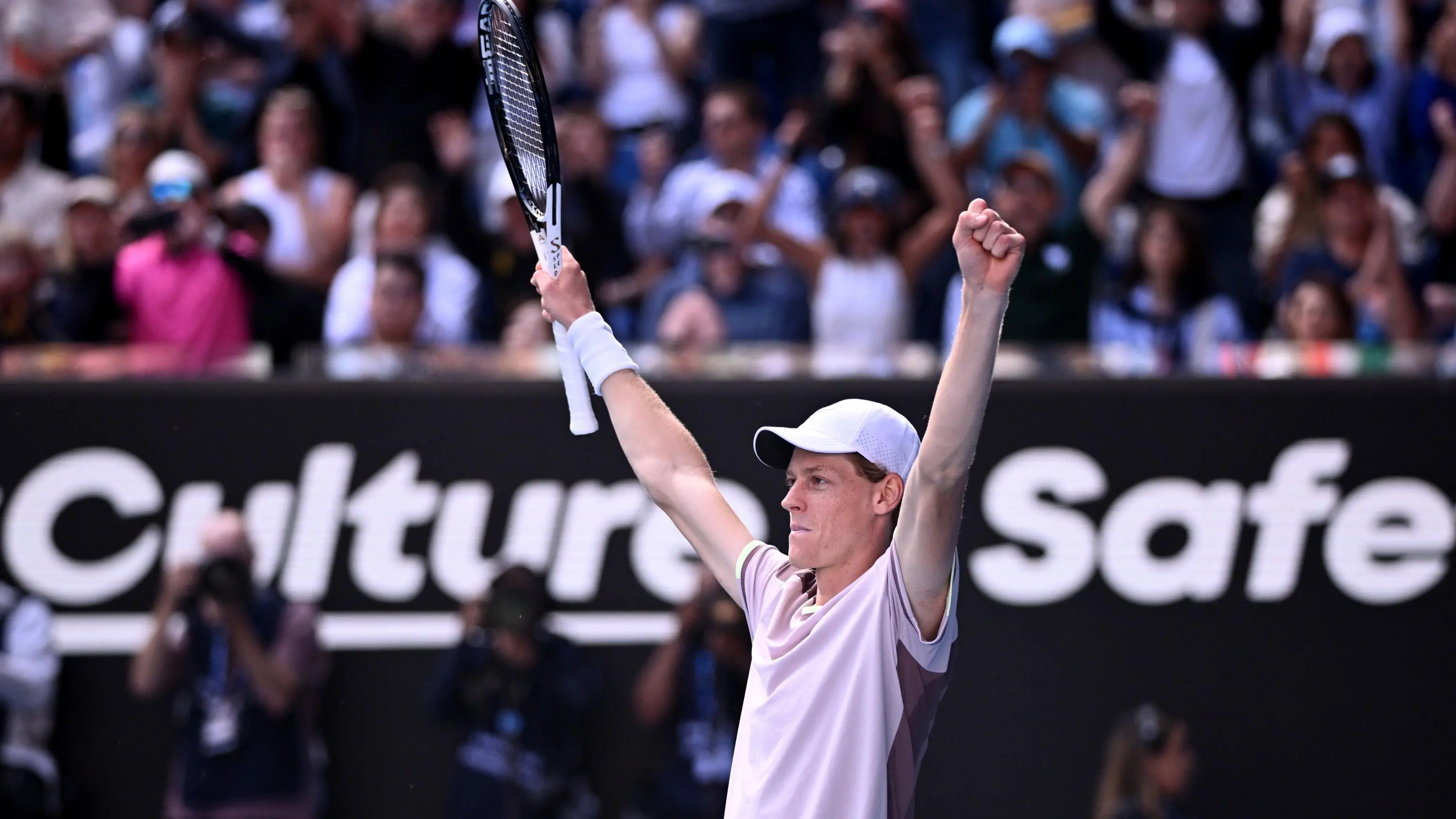 Australian Open, Sinner scrive la storia: batte Djokovic e vola in finale