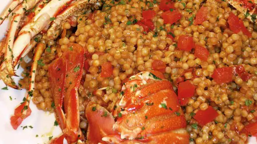 La ricetta della fregola con aragosta al vino rosso e pomodoro fresco