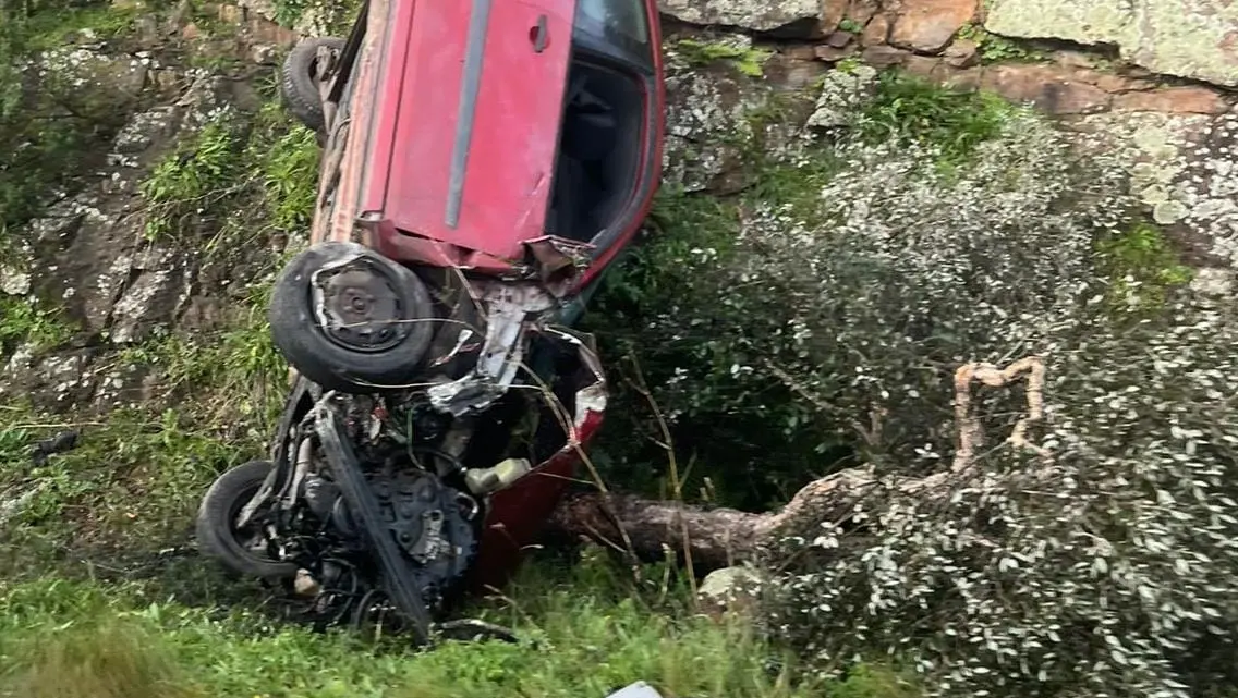 Valledoria, auto esce di strada e si schianta contro una parete di ...