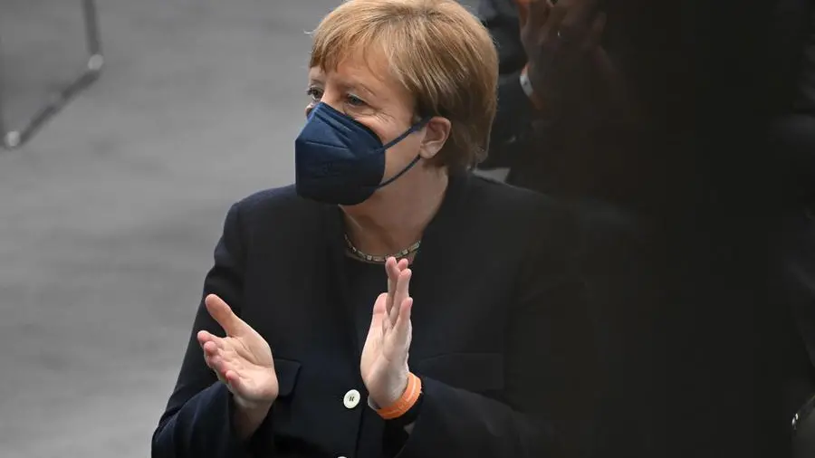 Angela Merkel mugged while shopping at the supermarket - L'Unione Sarda ...
