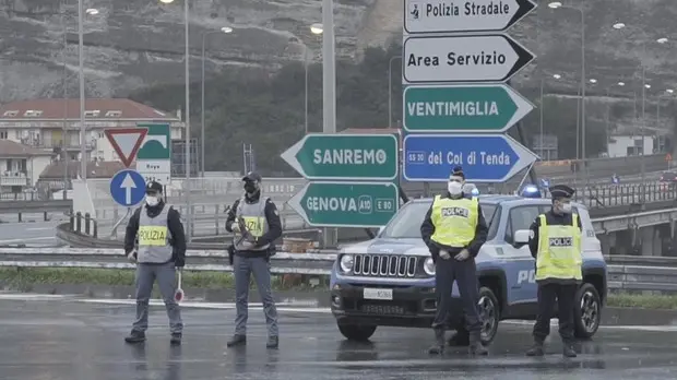 Macron, giro di vite sui migranti: 150 agenti aggiuntivi al confine ...