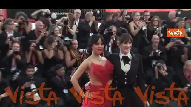 Venezia 81, Winona Ryder e Jenna Ortega posano insieme abbracciate sul ...