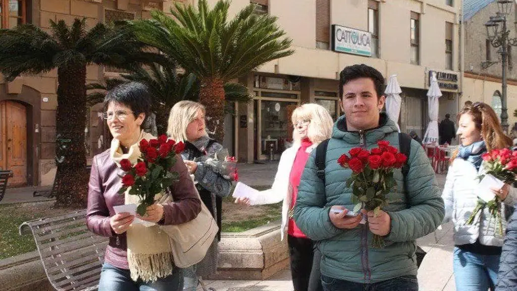 Oristano, la comunità rumena festeggia il Martisor e regala 100 rose ...