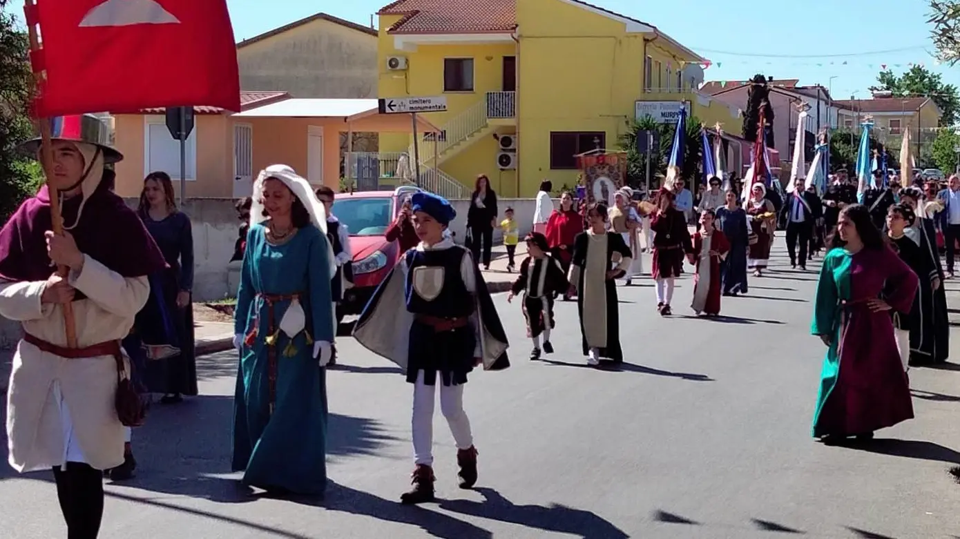 Ardara, processione in costume medievale per Nostra Signora del Regno ...