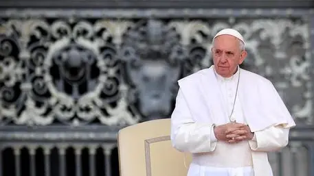 Celibacy of priests, the opening of Pope Francis: "It can be revised"
