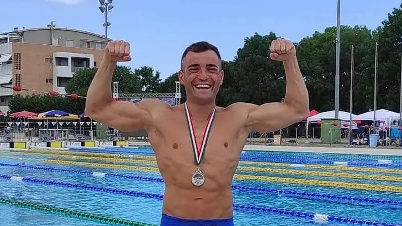 为克劳迪奥·莱斯 (Claudio Rais) 去世向萨萨里 (Sassari) 表示哀悼