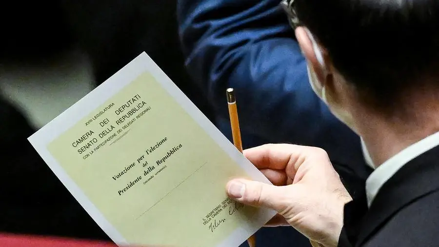 Colle, anche la seconda fumata è nera. Il centrodestra propone la sua ...