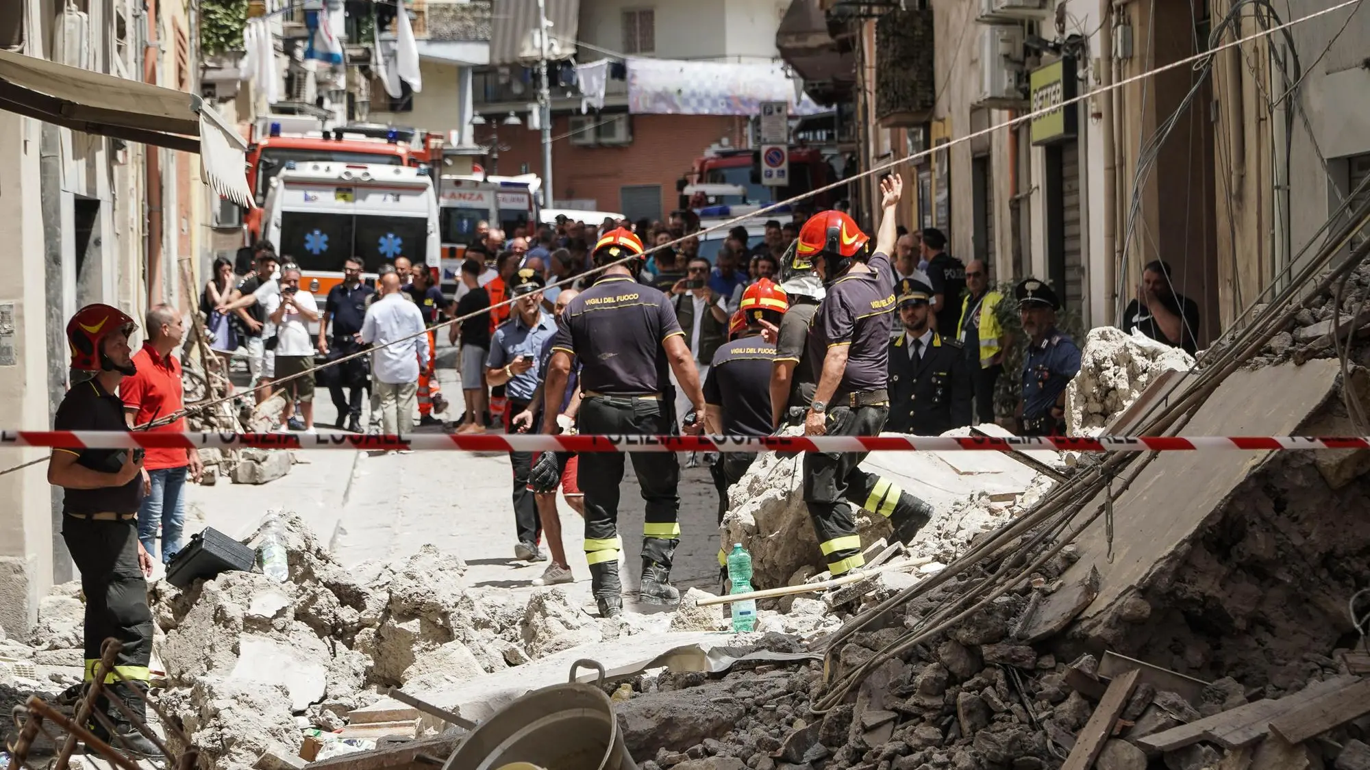 A building collapses in Torre del Greco, three people pulled alive from ...