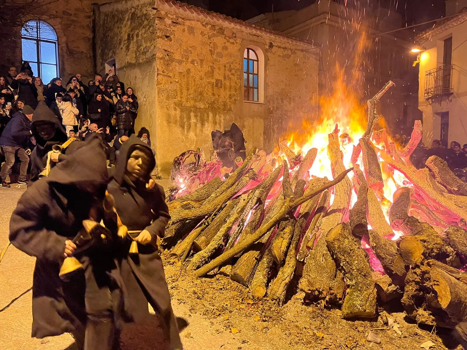 Sant’Antoni ‘e su fogu, in Sardegna si ripete il rito attorno al fuoco