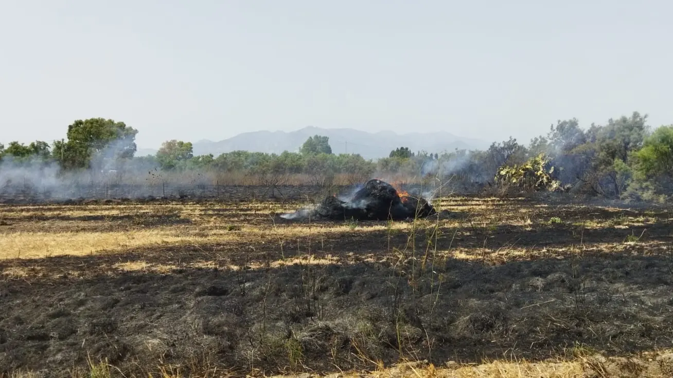 San Gavino, fire near the cemetery: state road 197 from Sanluri closed ...