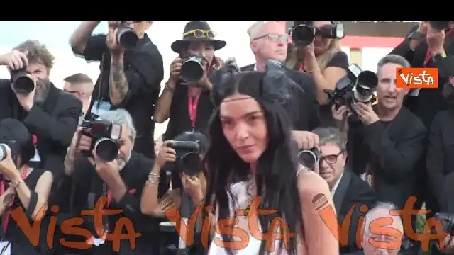 Venezia81, Mariacarla Boscono sul red carpet con le ali in testa ...